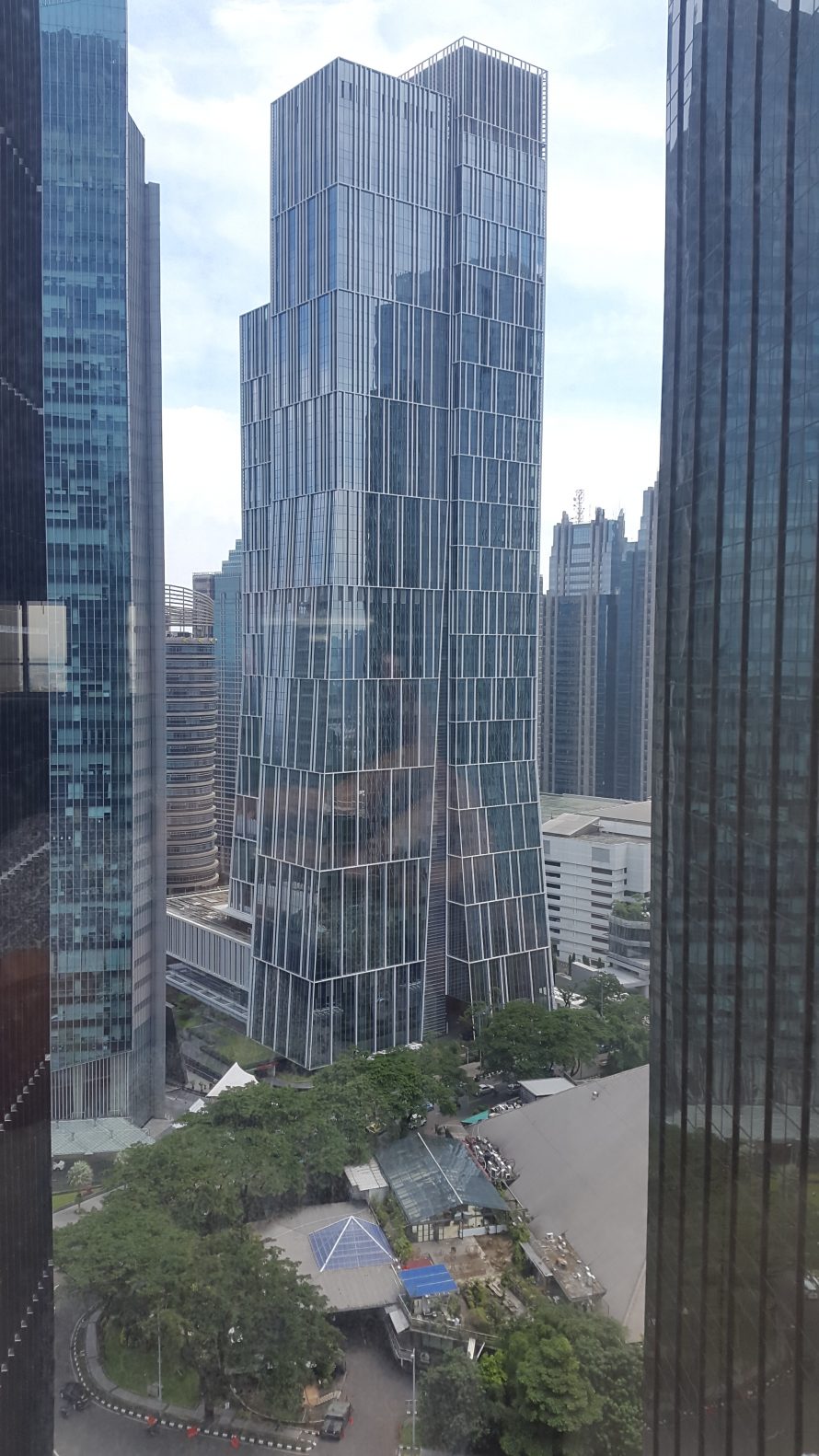 Sequis Tower | SewaRuangKantor.net